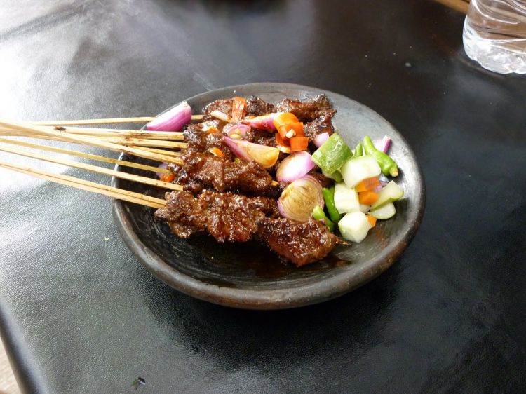 10 Sate khas Indonesia ini unik banget, ada yang daging ular lho ...